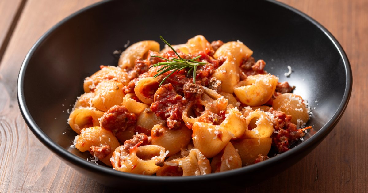 Макарони під м'ясним соусом – рецепт від Ектора — Шуба