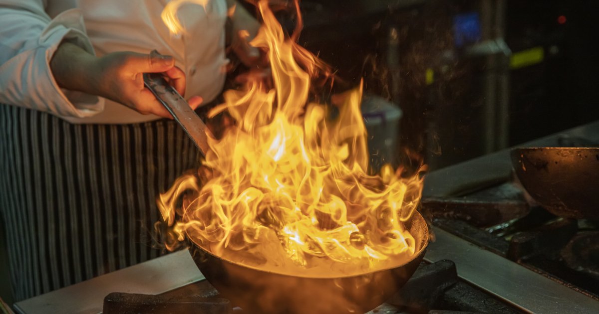 Что такое фламбирование - как поджигать блюда на сковороде — Шуба