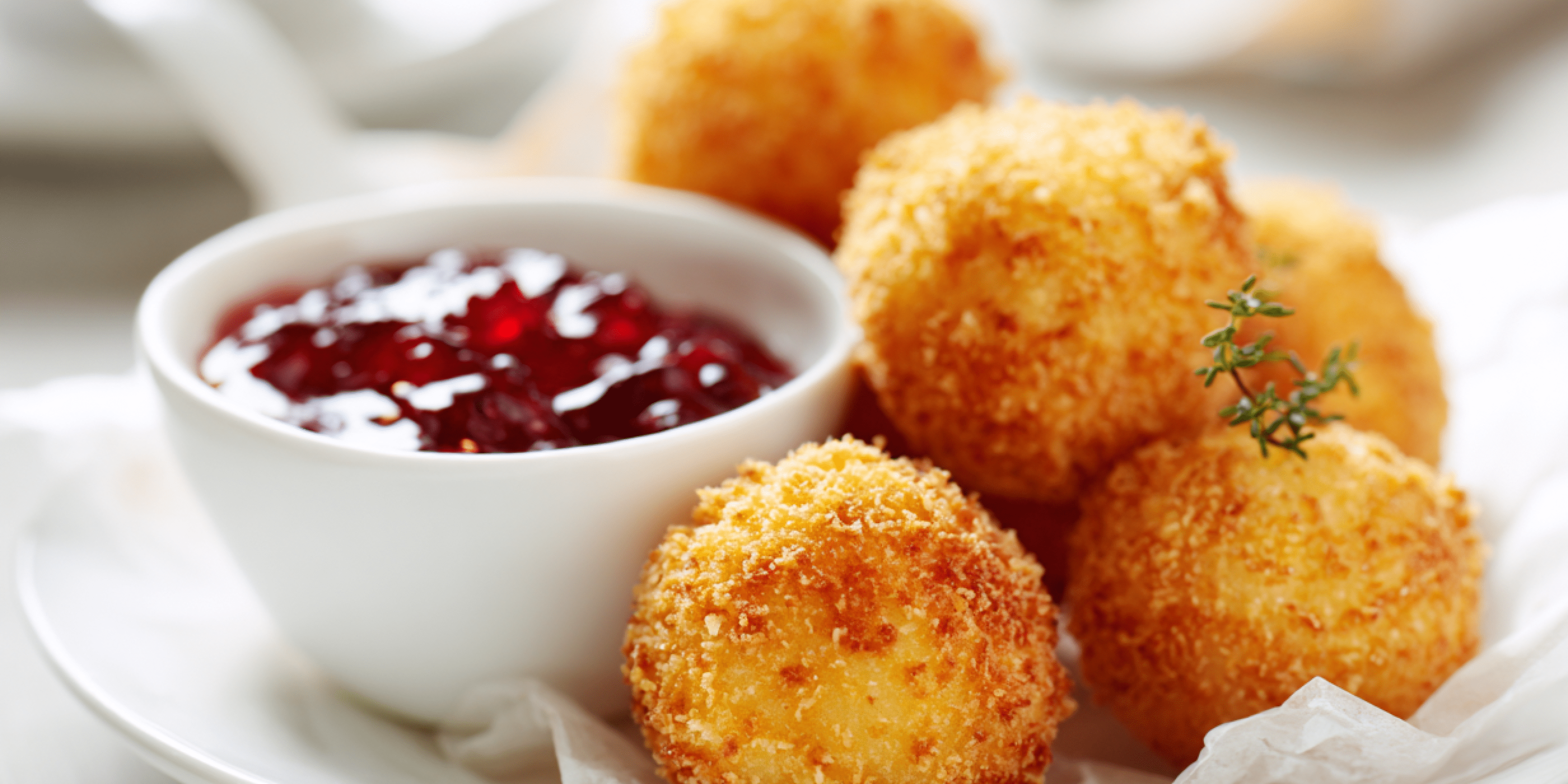 Сирні кульки із соусом — рецепт закуски — Шуба