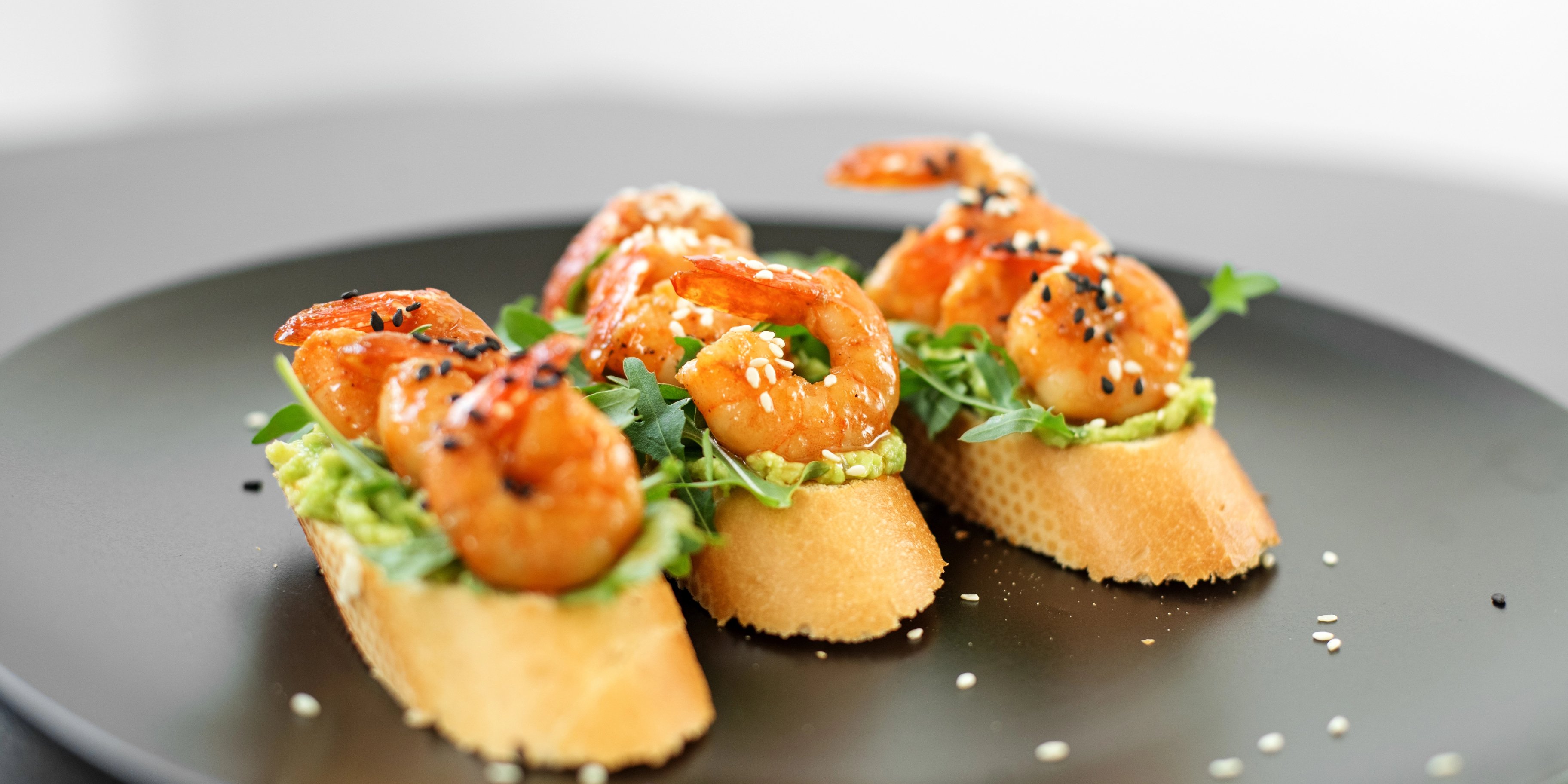 Брускети з креветками — швидкий варіант закуски з крем-сиром і хрустким ...