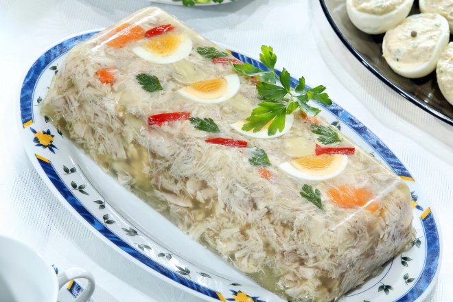 Великодній холодець з курки перевершить навіть шинку. Читайте на UKR.NET