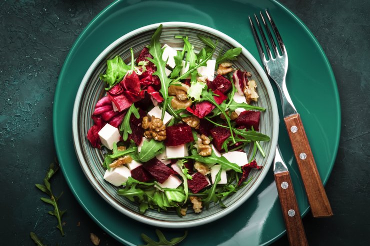10 неймовірних салатів з буряка, які варто приготувати. Читайте на UKR.NET