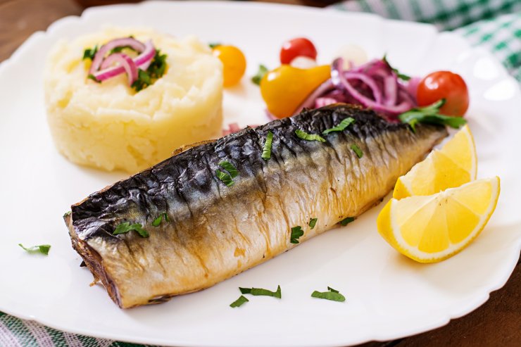 Скумбрія на картоплі — проста вечеря за 30 хвилин Читайте на Ukr Net