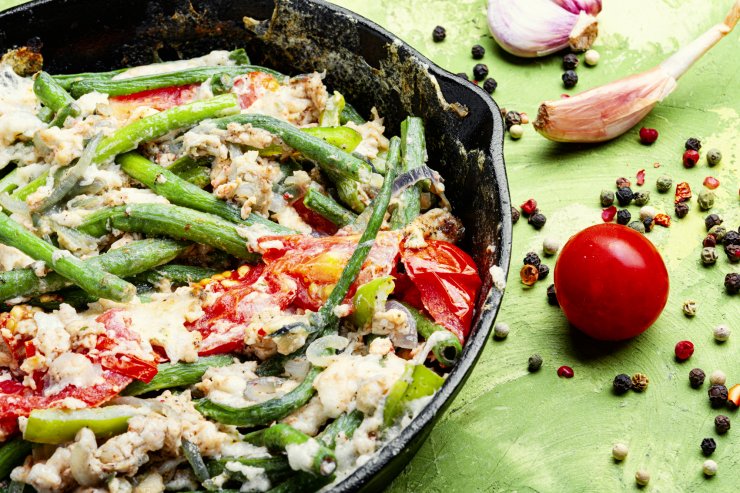 Яєчня зі спаржевою квасолею і сиром Читайте на Ukr Net