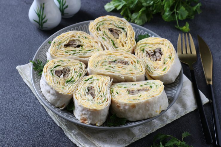 Рулет з лаваша з картоплею і грибами. Читайте на UKR.NET