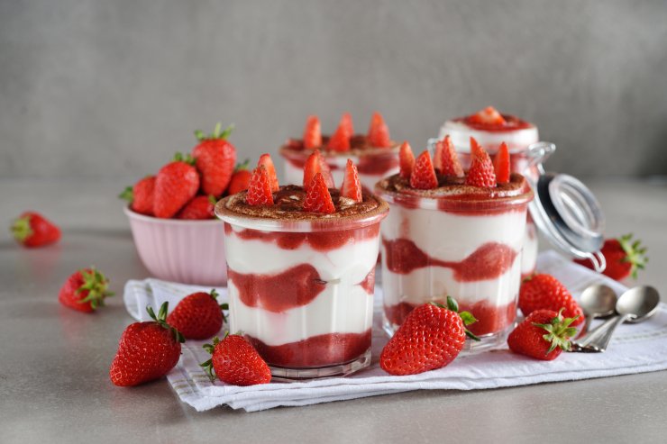 Полуничний трайфл із сирним кремом. Читайте на UKR.NET